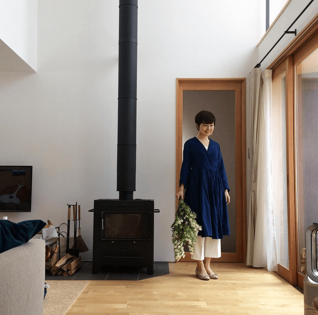 yaecaのカシュクールワンピースを黒パンツで | LEE