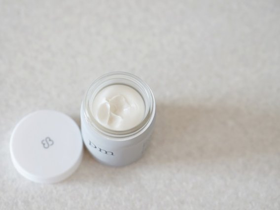 髪のニュアンス作りに【uka】のヘアワックス | LEE