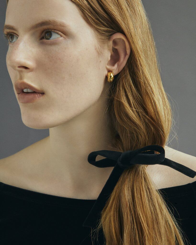 ベロア素材のヘアアクセでカジュアルコーデを女性らしく！「IRIS47」のヘッドバンドやヘアゴムが素敵！ | LEE