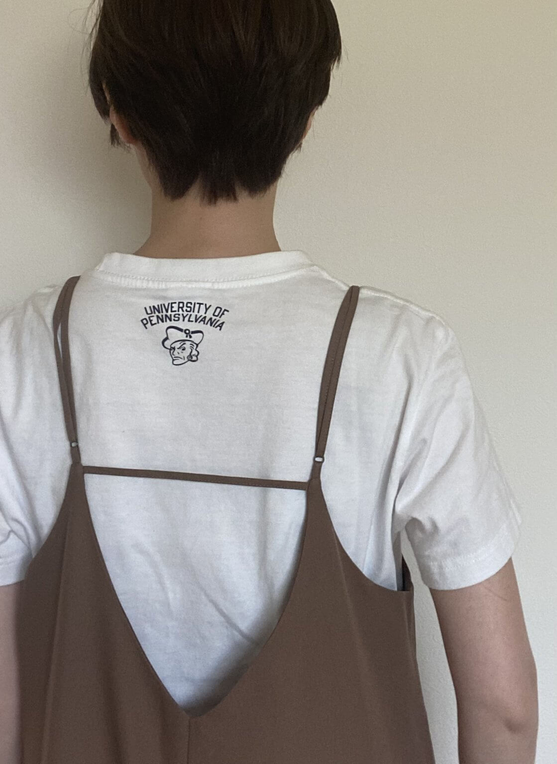 【LEEマルシェの新作！】大人のきれいめサロペットは「すっきりしたVカット」がポイントです♪【12closet・2023春】 | LEE