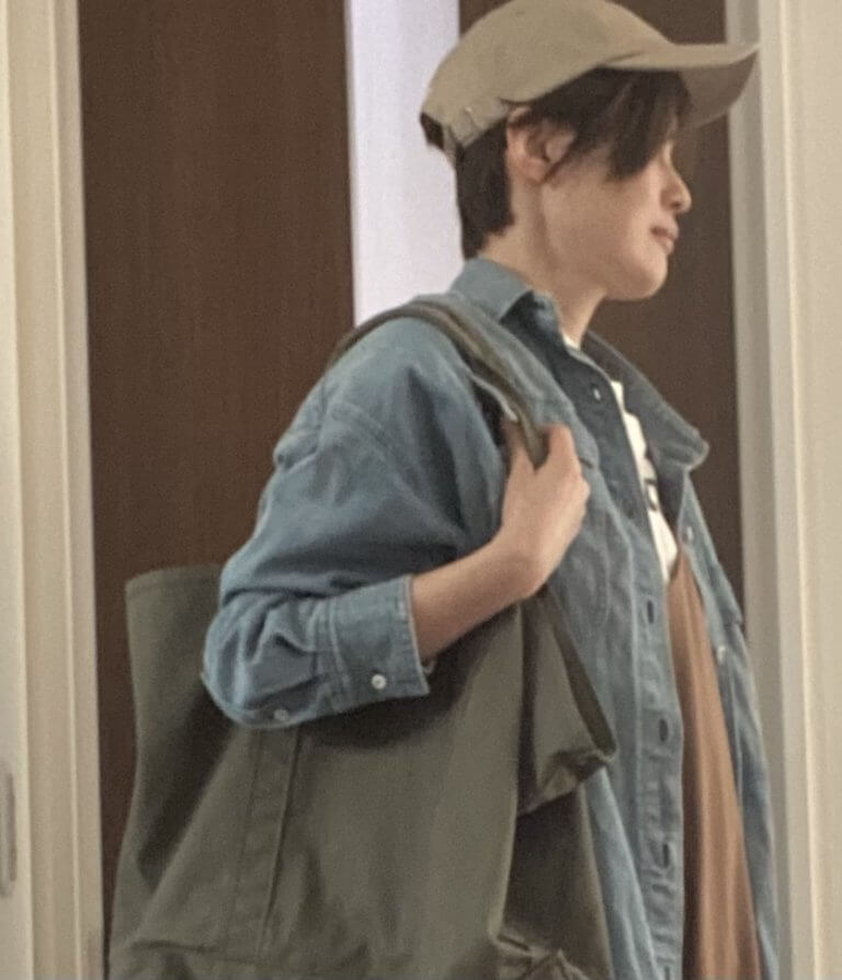 【LEEマルシェの新作！】大人のきれいめサロペットは「すっきりしたVカット」がポイントです♪【12closet・2023春】 | LEE