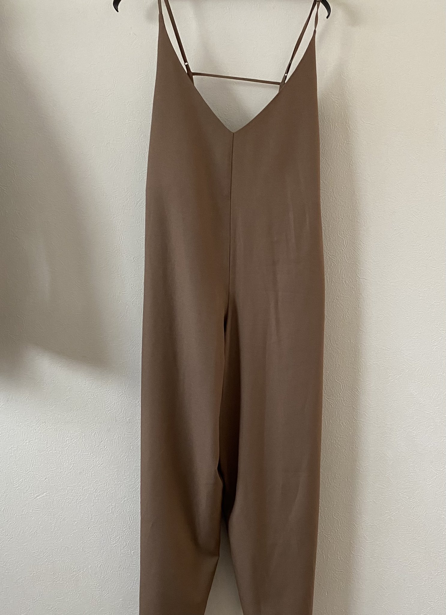 【LEEマルシェの新作！】大人のきれいめサロペットは「すっきりしたVカット」がポイントです♪【12closet・2023春】 | LEE