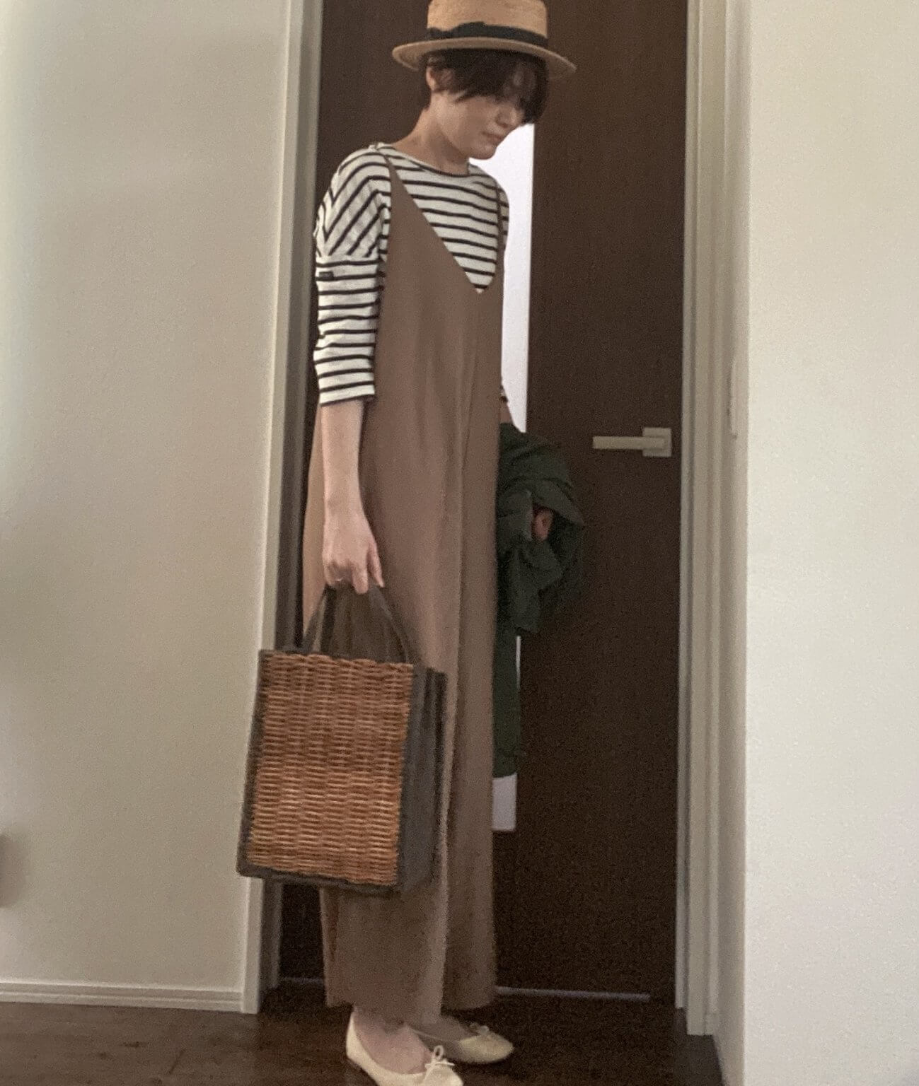 【LEEマルシェの新作！】大人のきれいめサロペットは「すっきりしたVカット」がポイントです♪【12closet・2023春】 | LEE