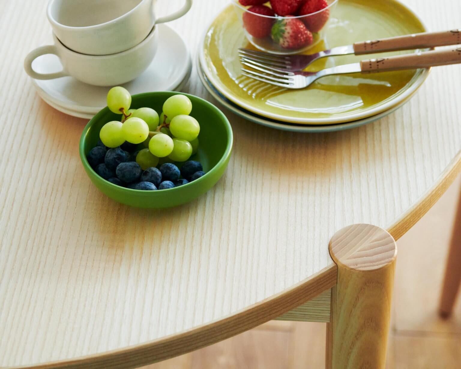 【IDÉE】形と天板を自由に選べるテーブルシリーズ「NOVA DINING TABLE」が登場 | LEE