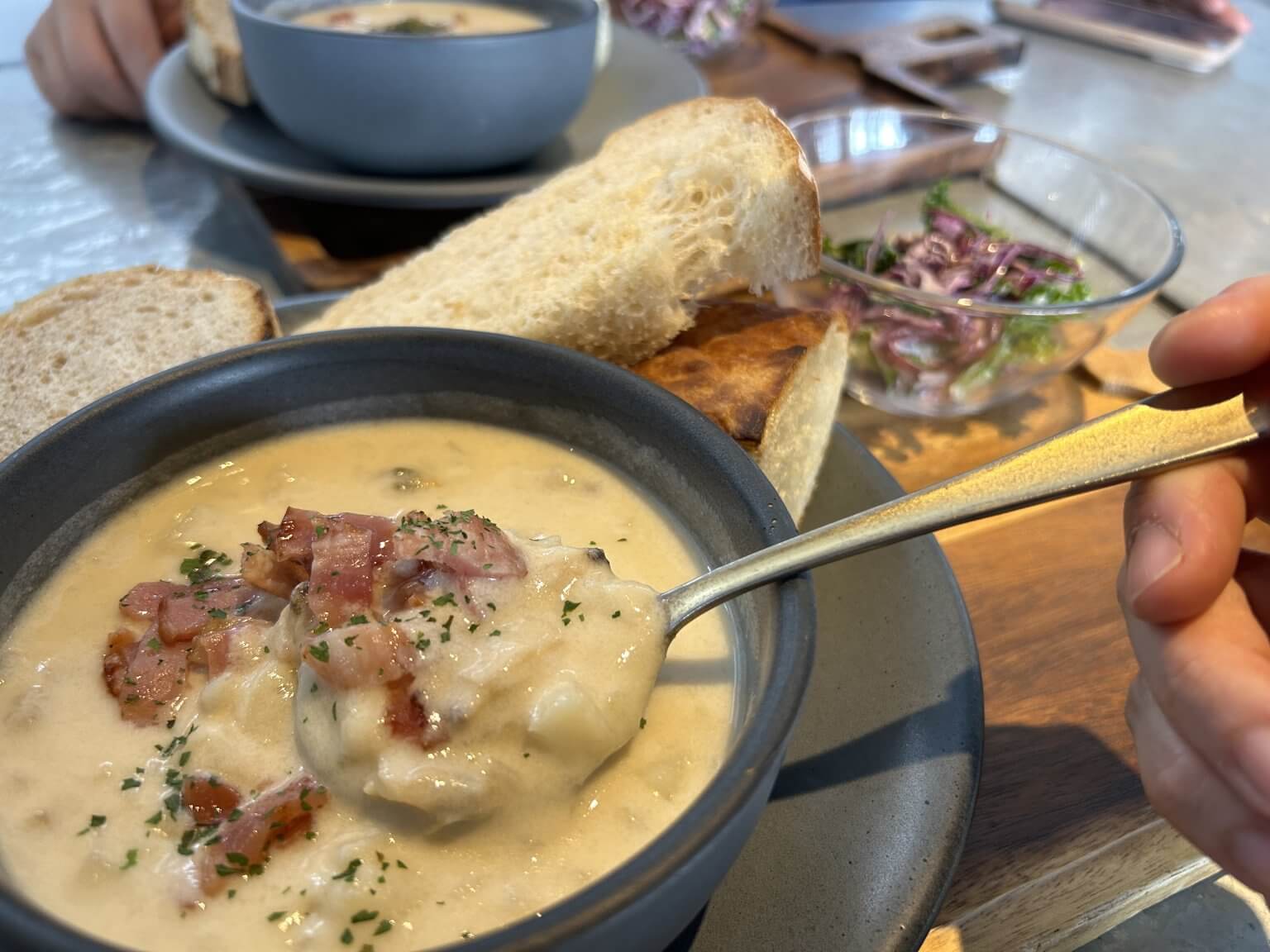 【カフェ活】具沢山の絶品クラムチャウダーと人気パン屋さんのパンでランチ（清澄白河・CLANN） | LEE