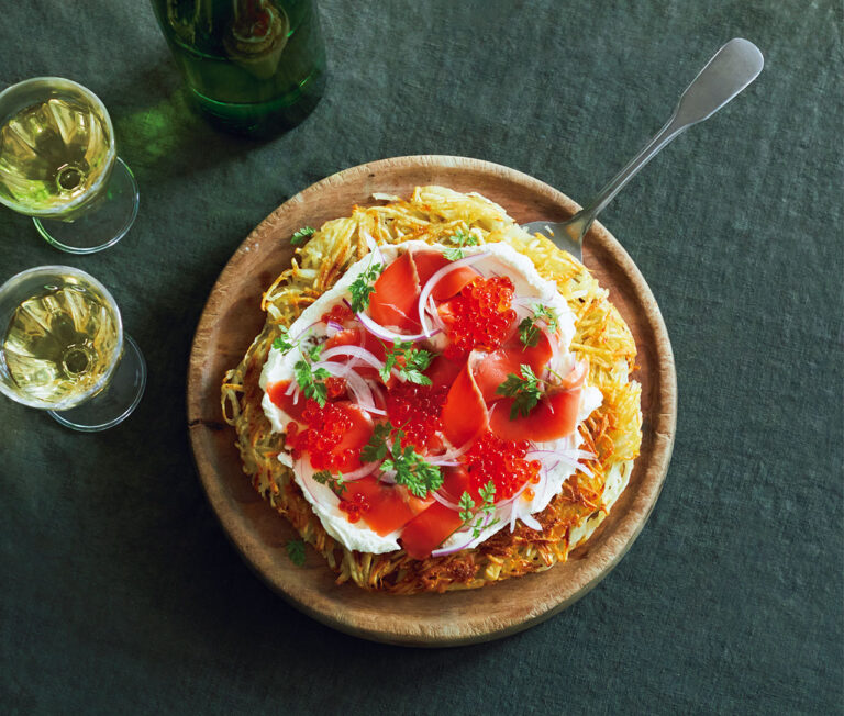 華やかな見た目でパーティーにも！「ハッシュドポテトスモークサーモンのせ」レシピ／arikoさん | おいしいLEEレシピ | LEE