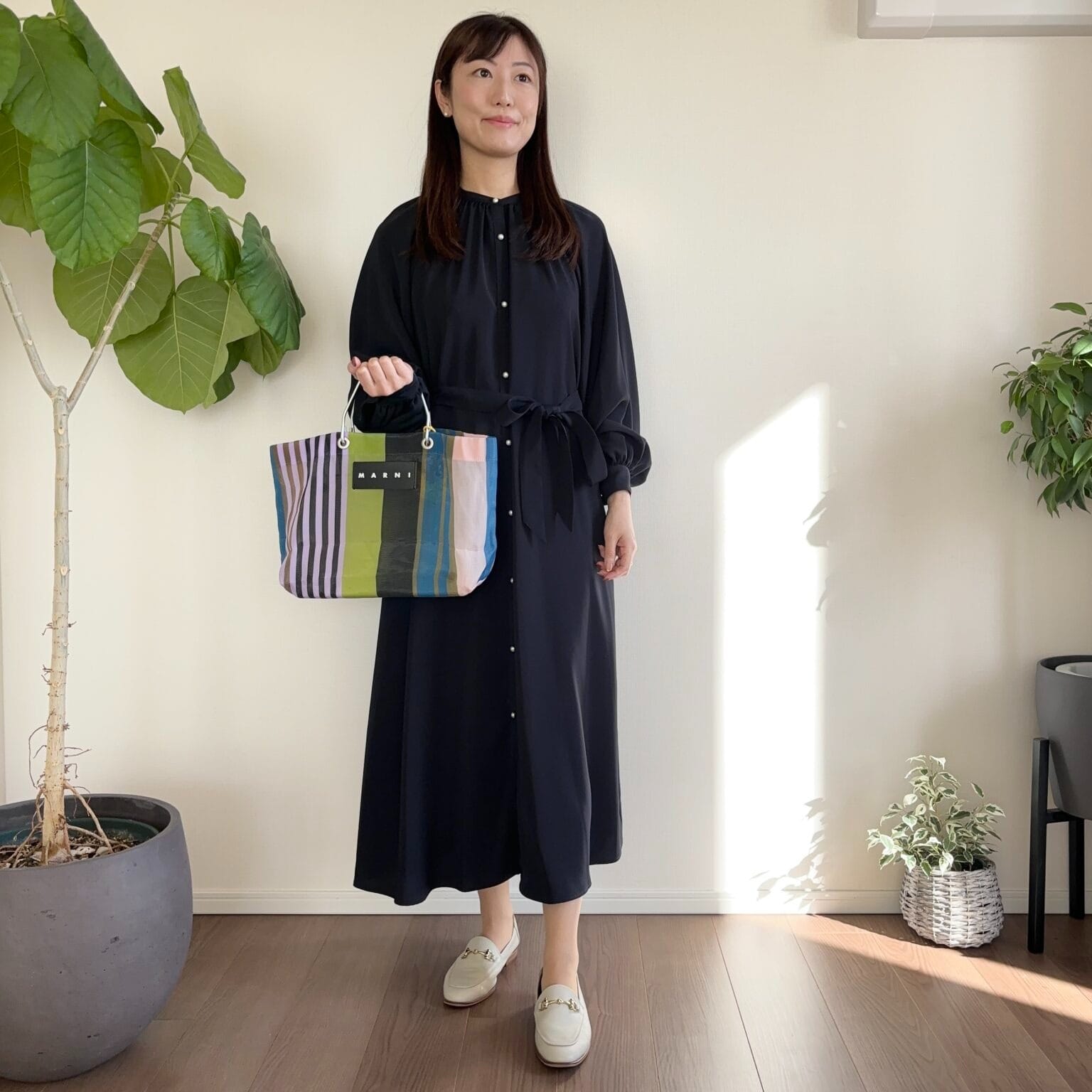 【LEEマルシェの着映えNo.1ワンピ】パールボタンと落ち感が秀逸！ハレの日から普段まで活躍の上品ワンピース♡【12classe新作】 | LEE