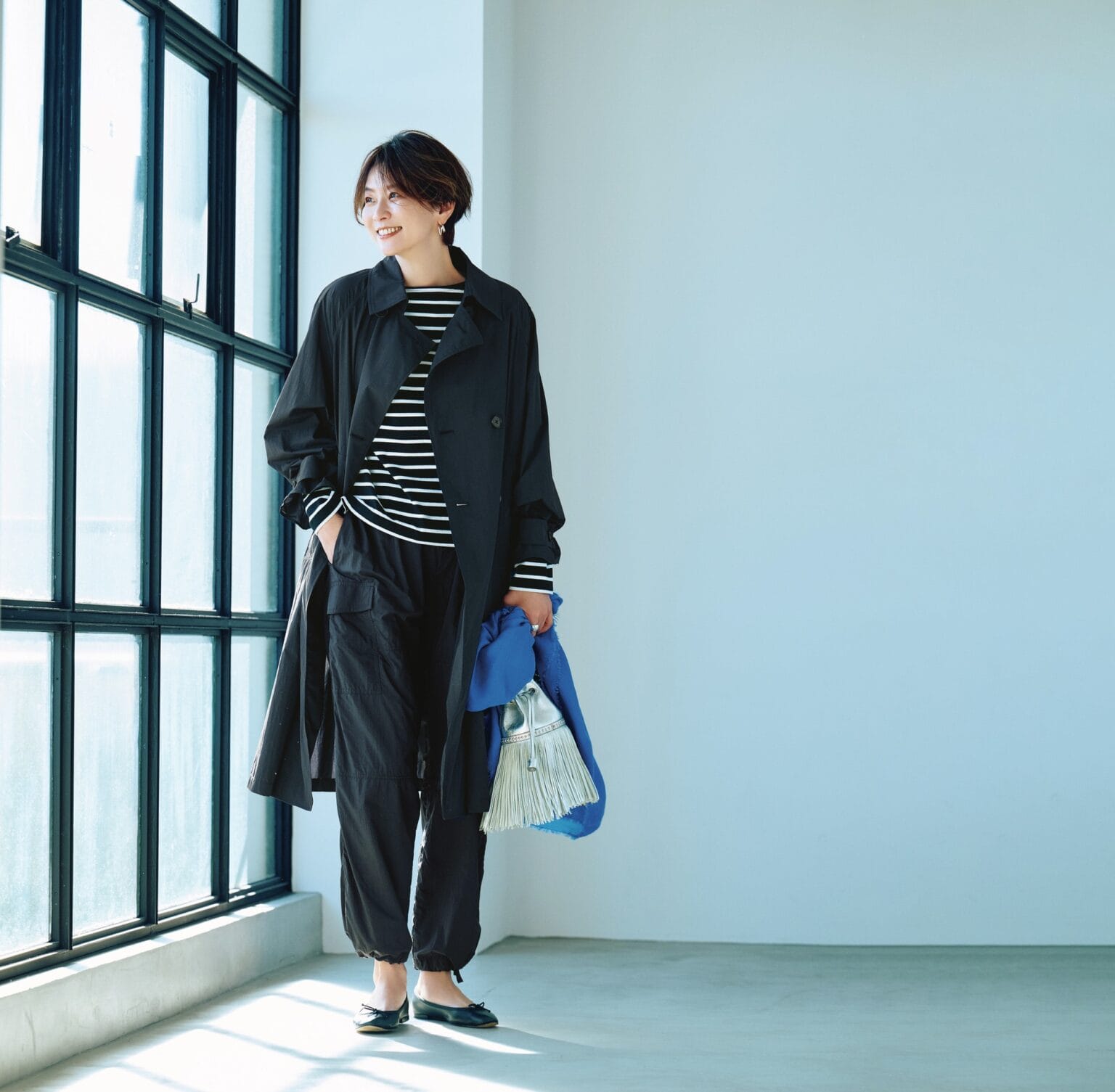 五明祐子さんがYouTubeで着用!!TICCA別注「撥水トレンチ＆カーゴ、ボーダー」が全方位で使えます | LEE