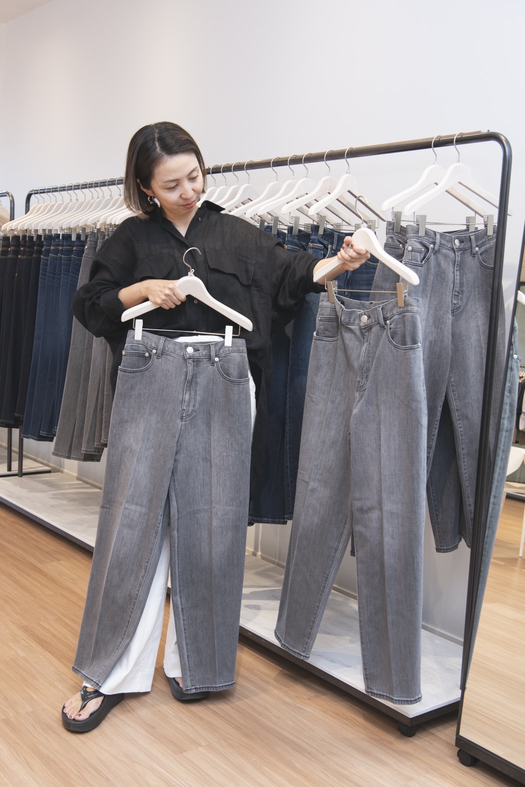【PLST】話題騒然！大人に似合う、きれいめ新作ジーンズを全型はき比べ／川口ゆかり | LEE