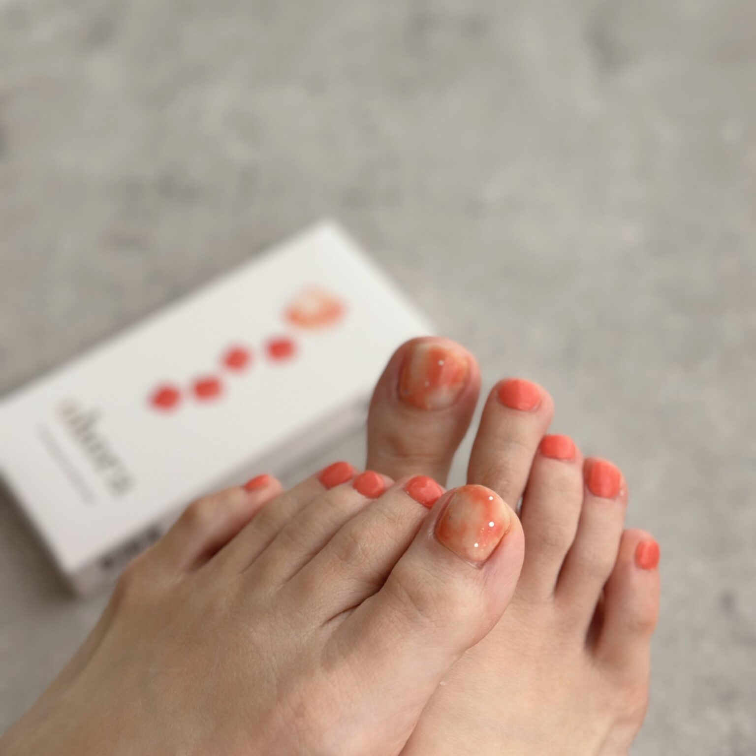 【ohora】簡単セルフジェルネイルを愛用中！30代＆40代ブロガー3人の「上品フットネイル」を拝見♪ | LEE