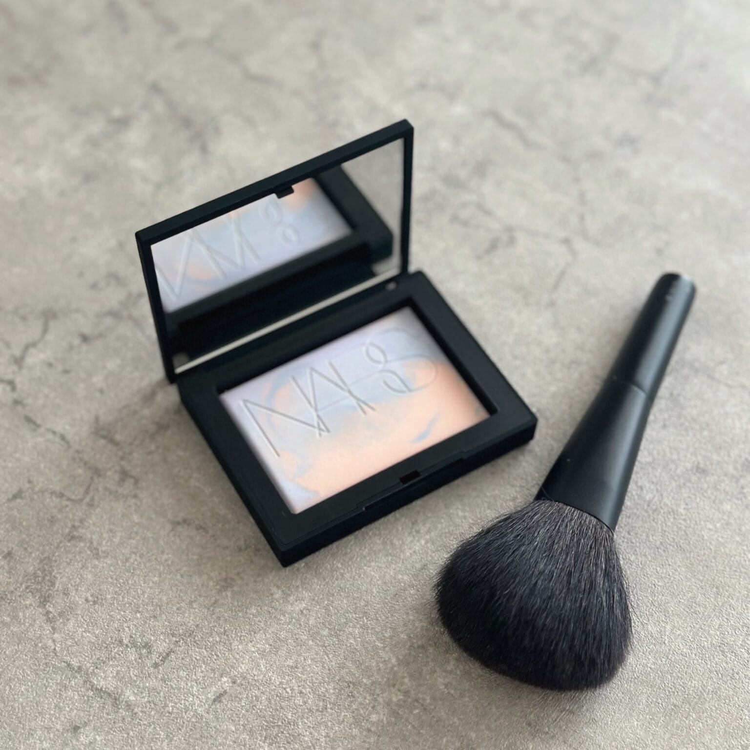 【NARS限定パウダー】くすみを飛ばすラベンダーのマーブル模様パウダーが優秀です | 40代コスメ | LEE