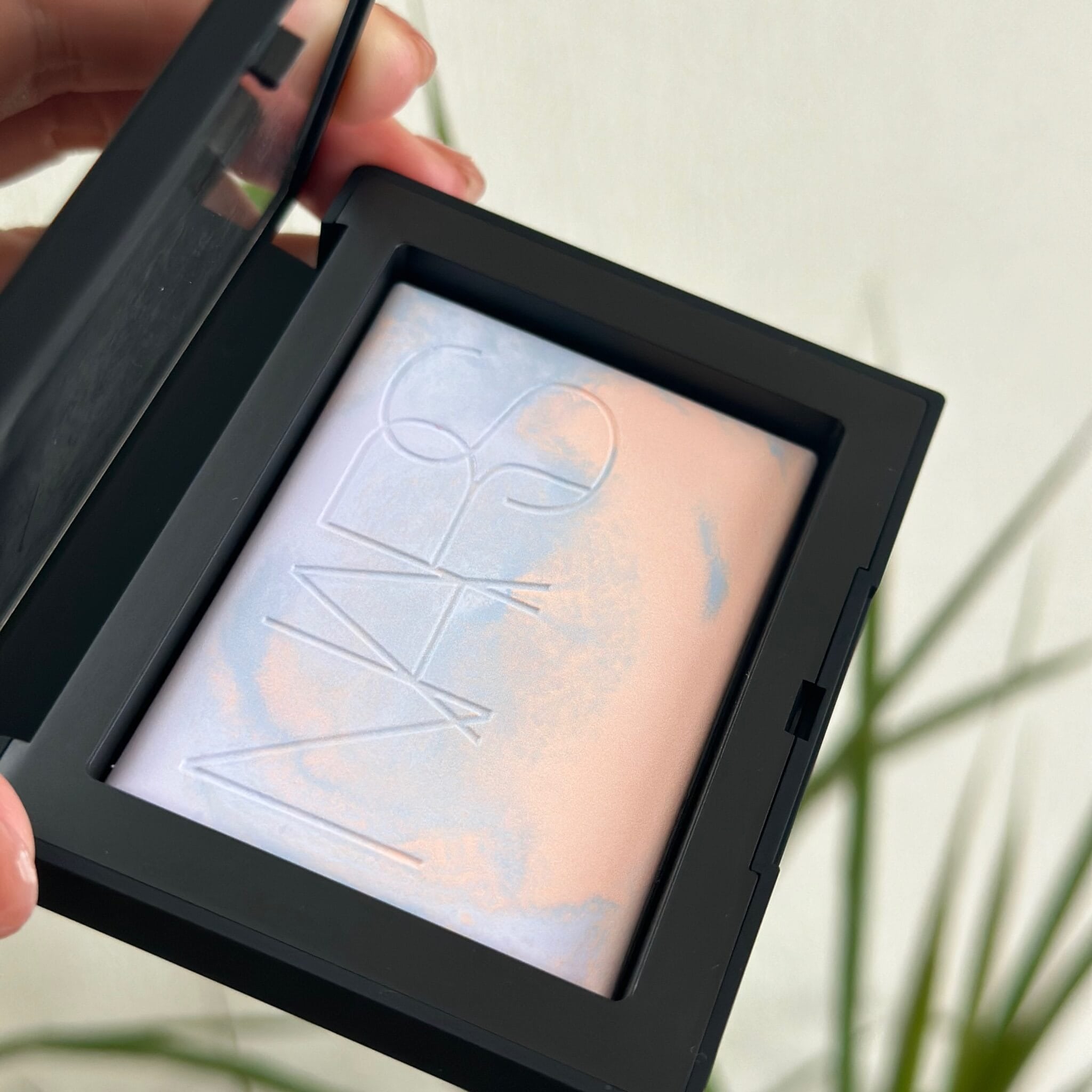 【NARS】話題の24年秋限定“リフ粉”を購入！40代美容好きママが使用感をレポート | LEE