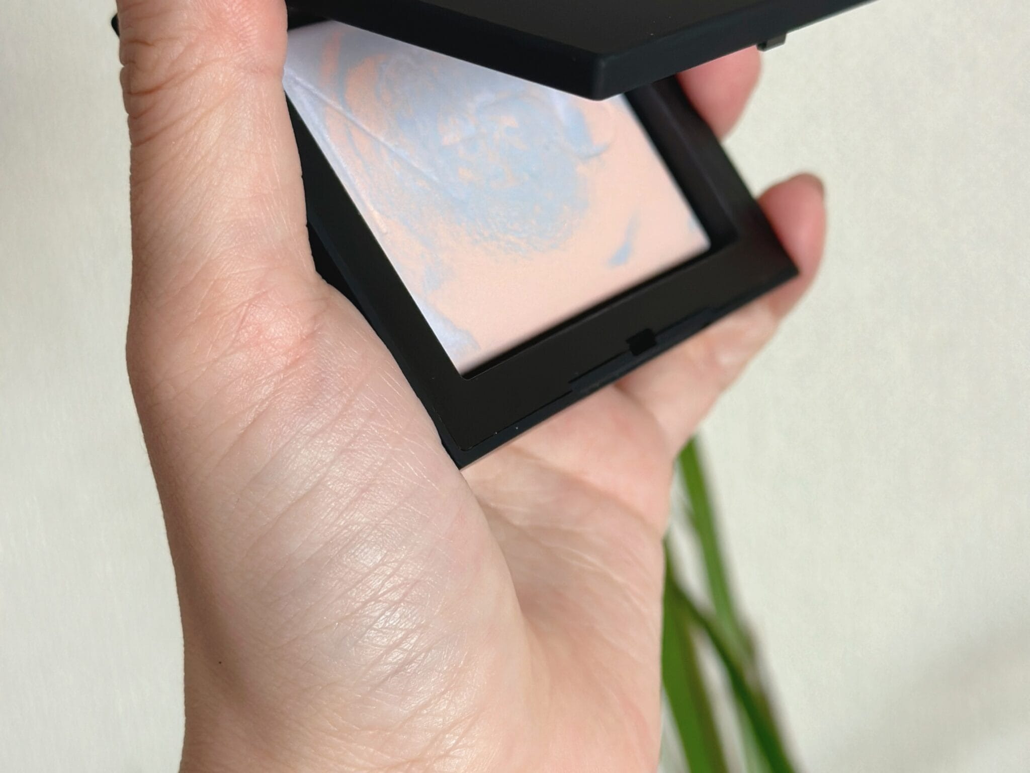 【NARS】話題の24年秋限定“リフ粉”を購入！40代美容好きママが使用感をレポート | LEE