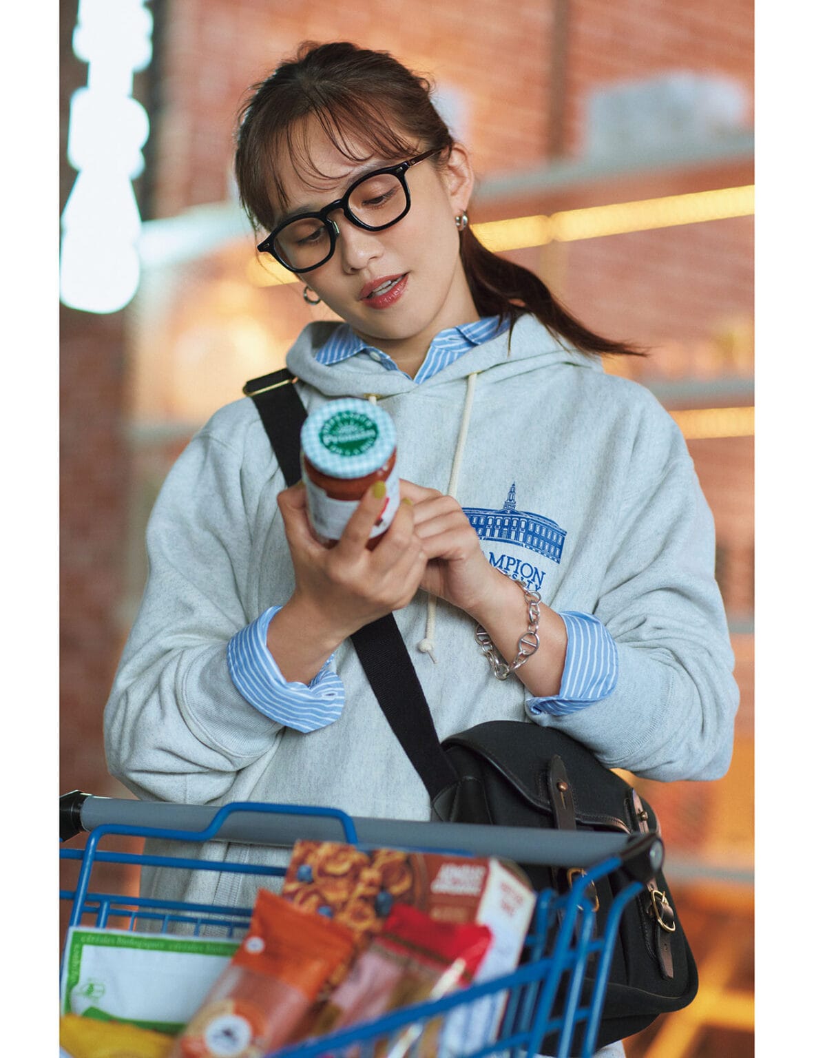 スマホ老眼、夕方のかすみ目…。LEE世代の“お疲れ目”をメガネで解決！ | LEE