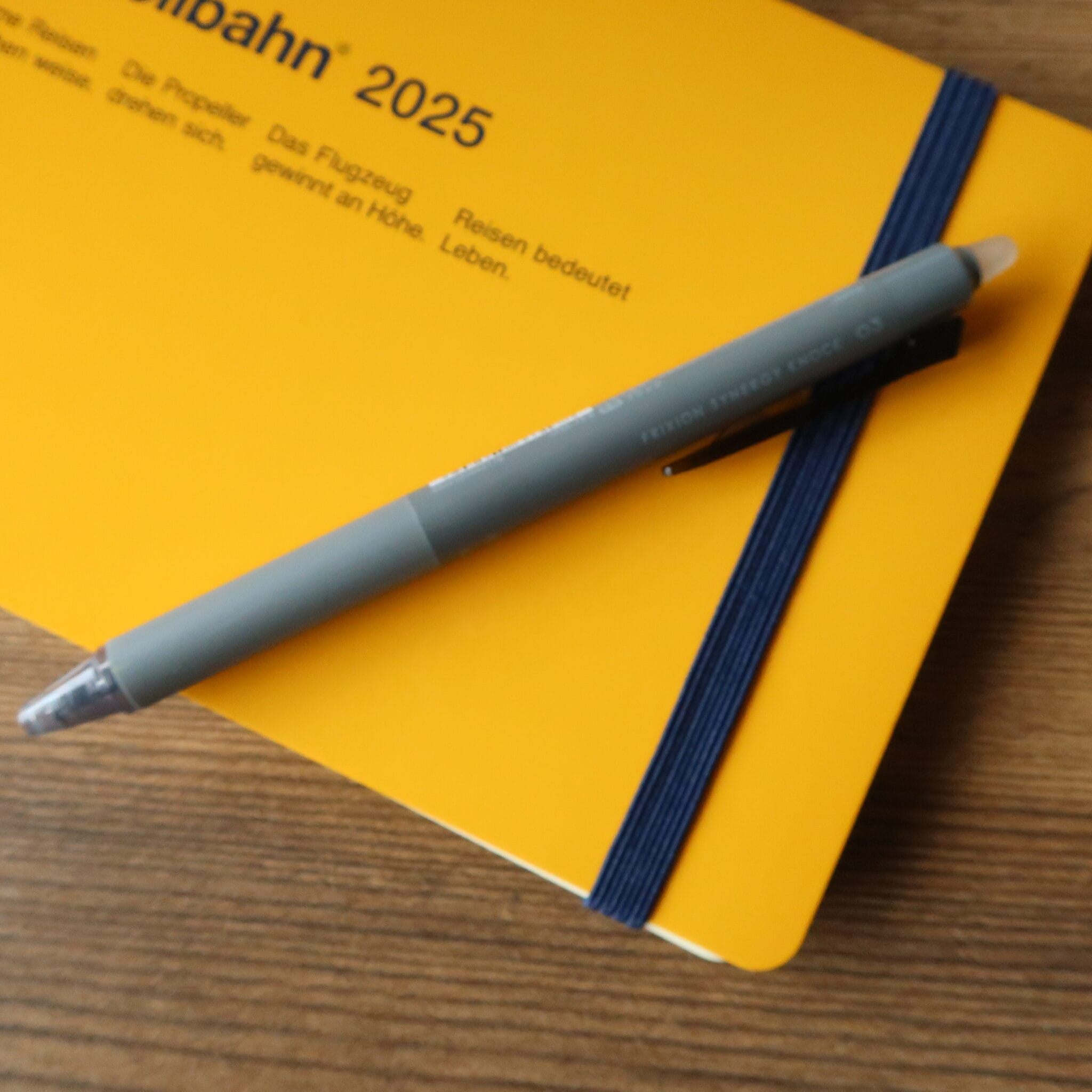 【10月はじまりの手帳】2か月見開きのRollbahnと、極細タイプのフリクションボールペン | LEE