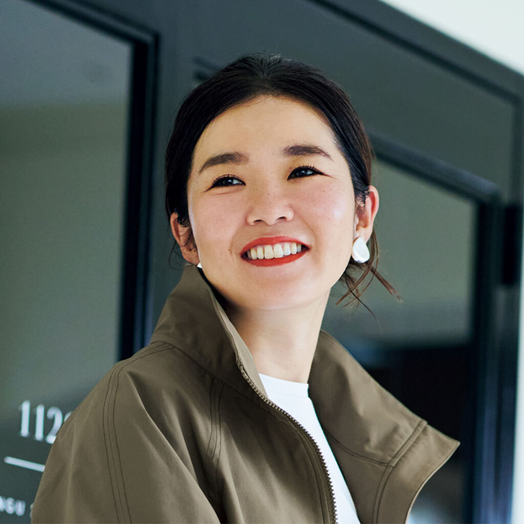 【ビームス目黒越子さん別注アイテム】地味色でも素敵！大人女性のスタイルの軸に | LEE