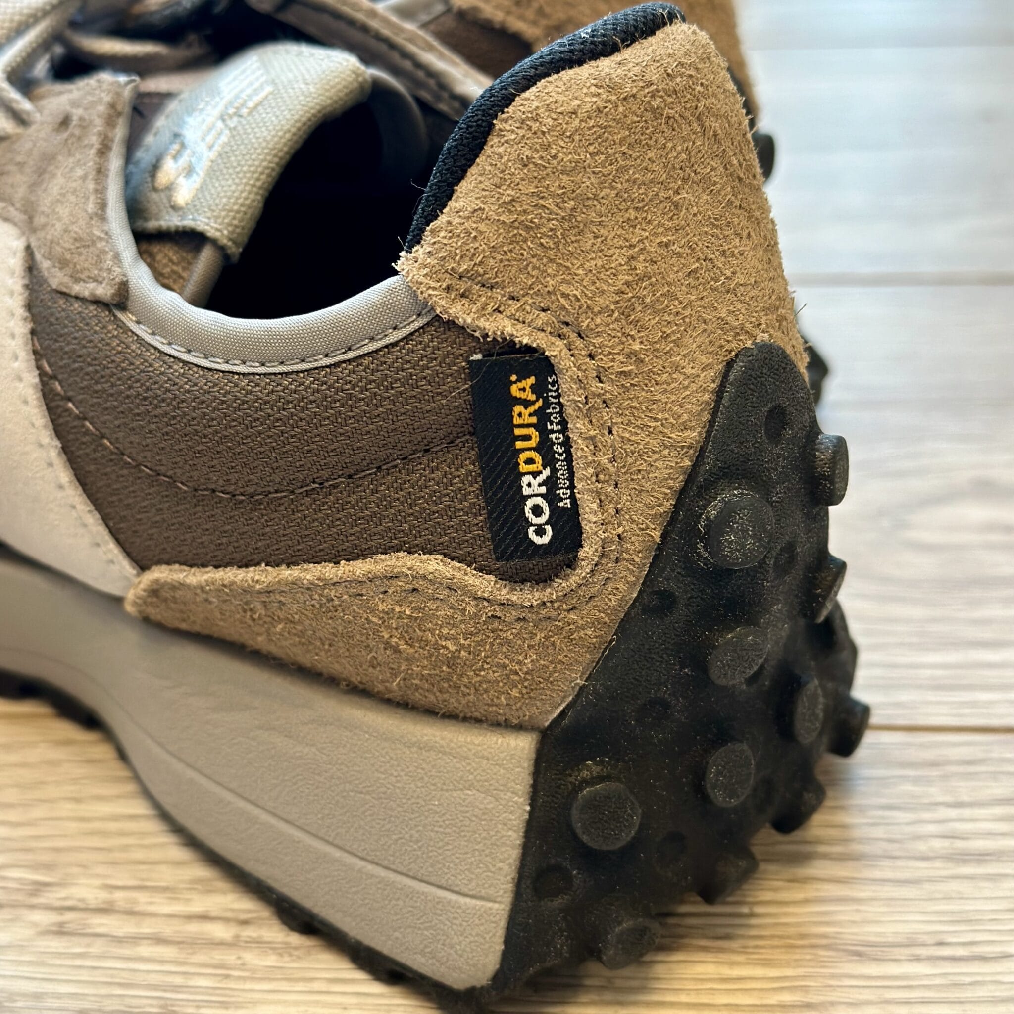 【ニューバランスU327OA】冬に履きたいブラウンカラーのきれいめスニーカーを購入！ | LEE