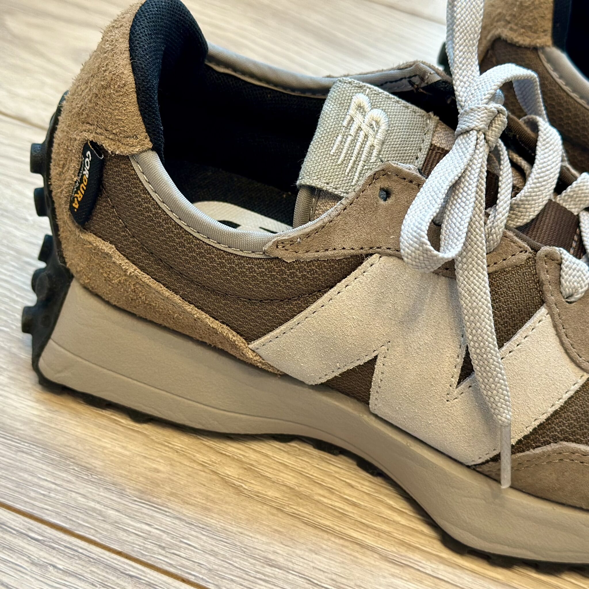 【ニューバランスU327OA】冬に履きたいブラウンカラーのきれいめスニーカーを購入！ | LEE