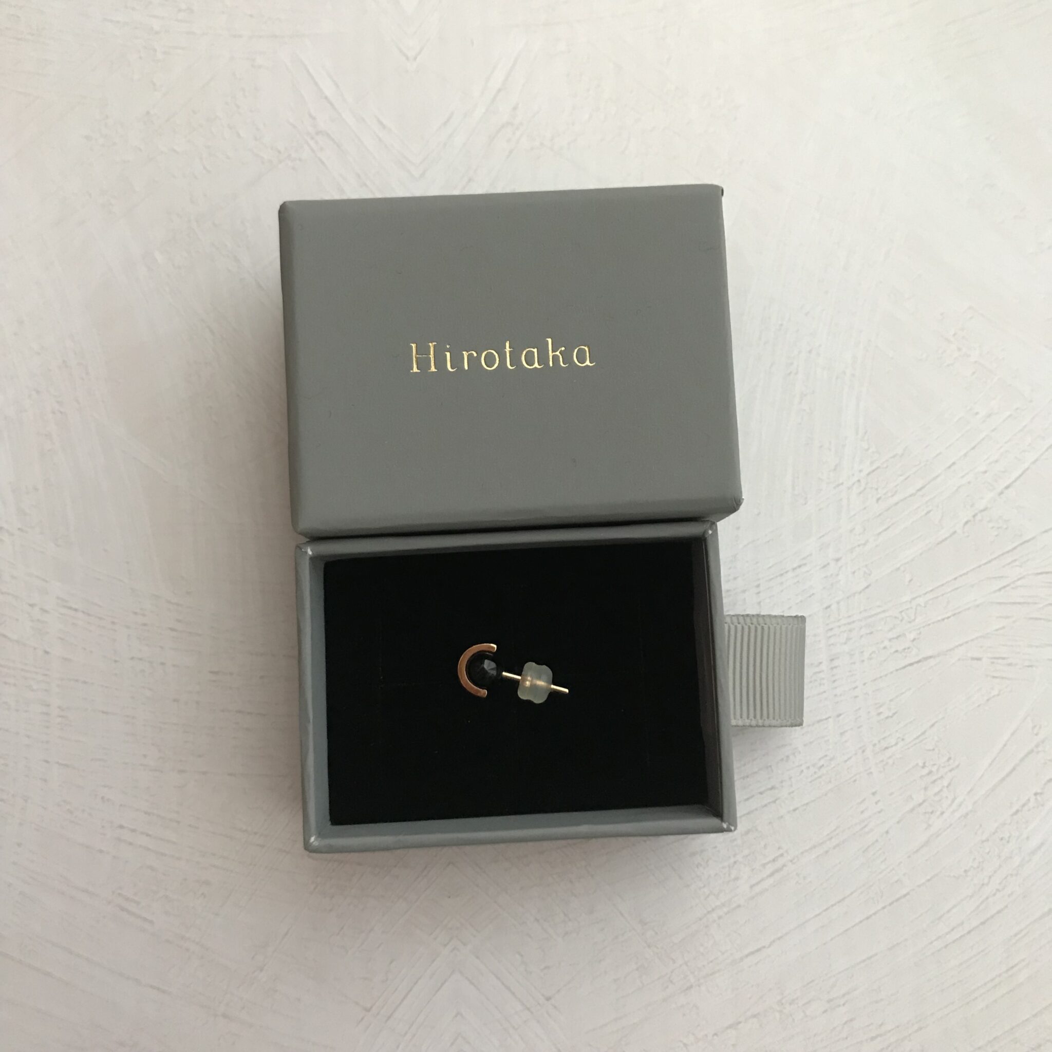 【Hirotaka ひろたか】オニキスピアスをお守り代わりに身につける | LEE