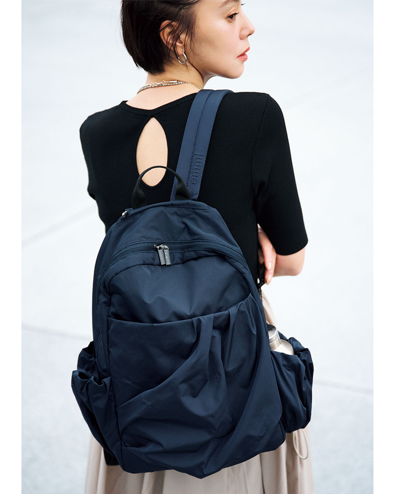 【LEEマルシェ限定カラー】emmiの洗練ワンピースとリュックで、春のお出かけがもっと楽しく！ | LEE