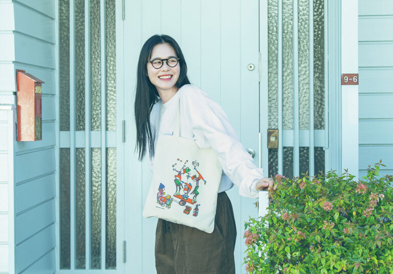 2025年3月7日発売【LEE4月号 特別付録】ヨシタケシンスケさんの「ちょっとひと息 肩掛けトート」 | LEE