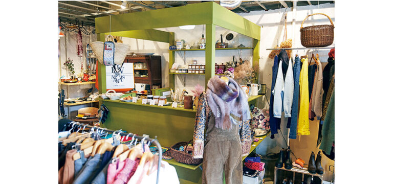 【家具で仕切って寝室を二分化】59㎡／1LDK「パリ暮らしの経験をもとに様々な工夫を」 | LEE