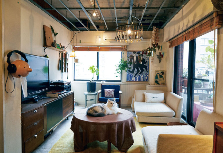 【家具で仕切って寝室を二分化】59㎡／1LDK「パリ暮らしの経験をもとに様々な工夫を」 | LEE