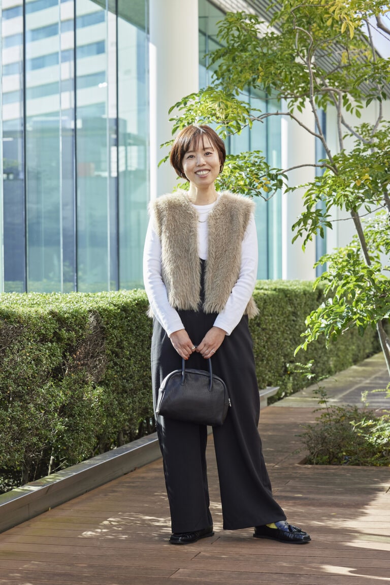 30代・40代の私物黒バッグ10選！カジュアル派のお洒落上手はどのブランドを愛用している？【ロエベ、セリーヌ、VASIC、アエタetc.】 | LEE