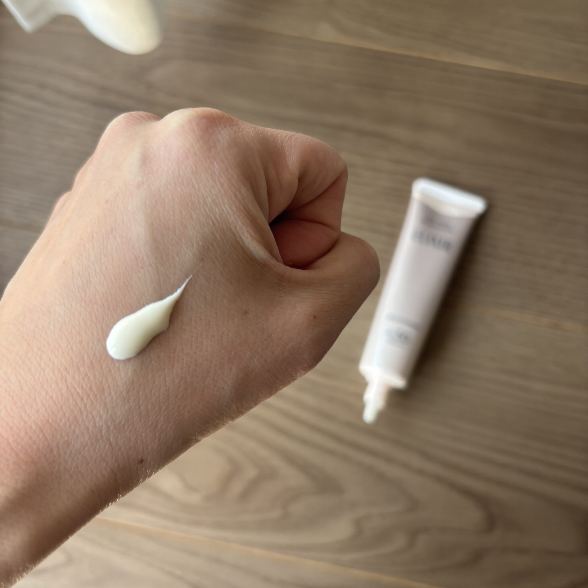 【エリクシール】1本で3役！新発売の美白UV乳液を予約購入しました。 | LEE