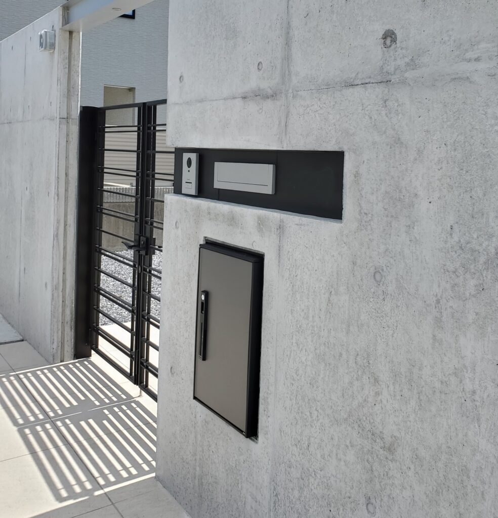 【クローズ外構】高さ2.3mのコンクリート壁で重厚感あるエクステリアが完成しました／LIXIL、YKKAP | LEE