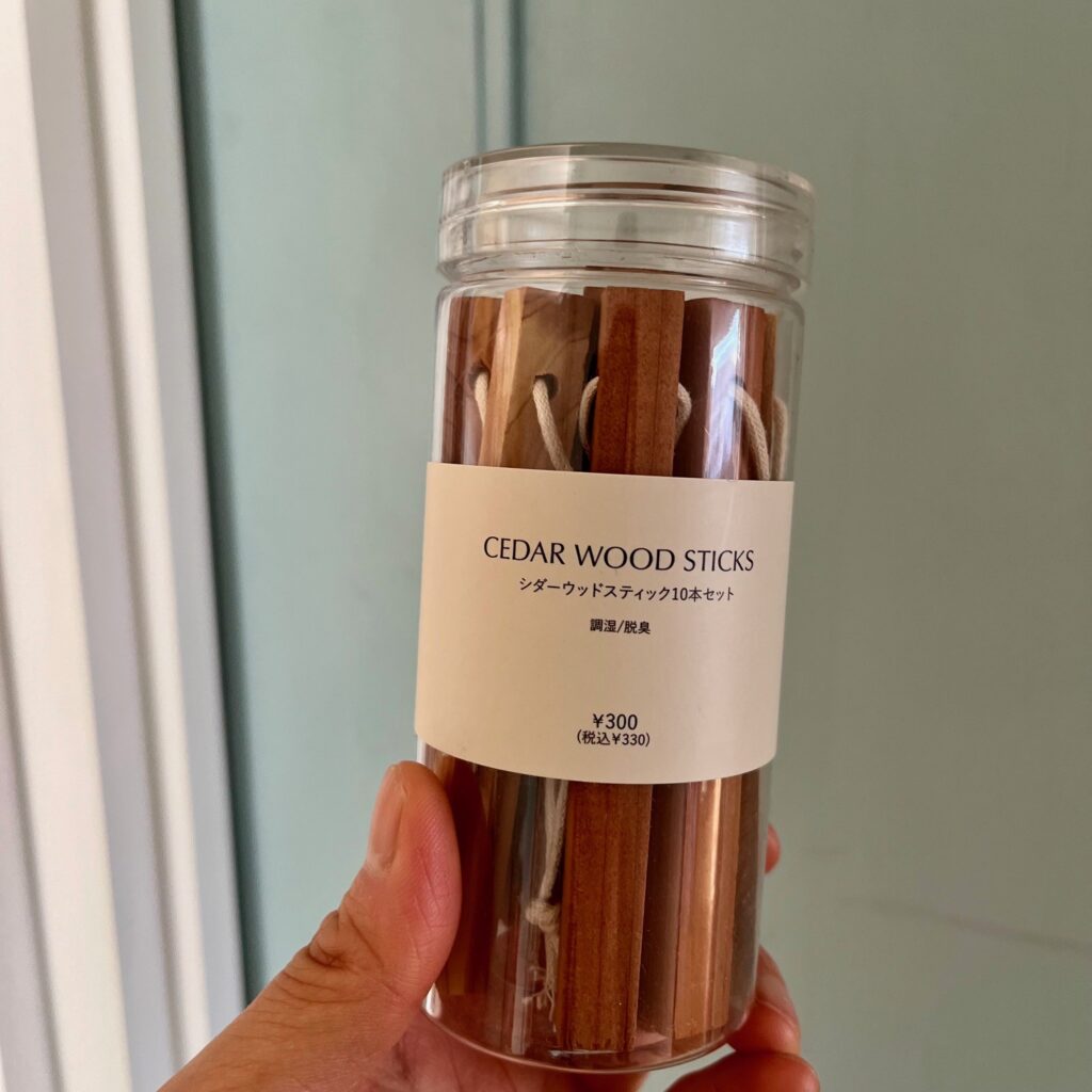 梅雨に備えて、3COINSのシダーウッドスティックを購入。 | LEE