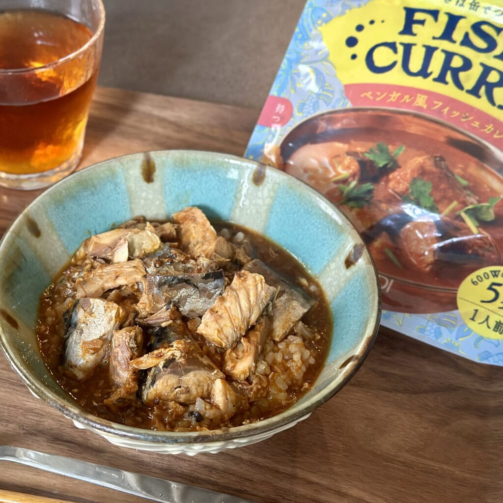 【KALDI】さば缶を入れてレンジで5分！ベンガル風フィッシュカレーを食べてみた | LEE