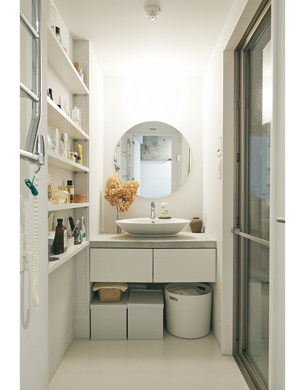 【東京、62㎡、1LDK】マンションをフルリノベーション。壁付けした、幅4mを超えるキッチンが圧巻！ | LEE