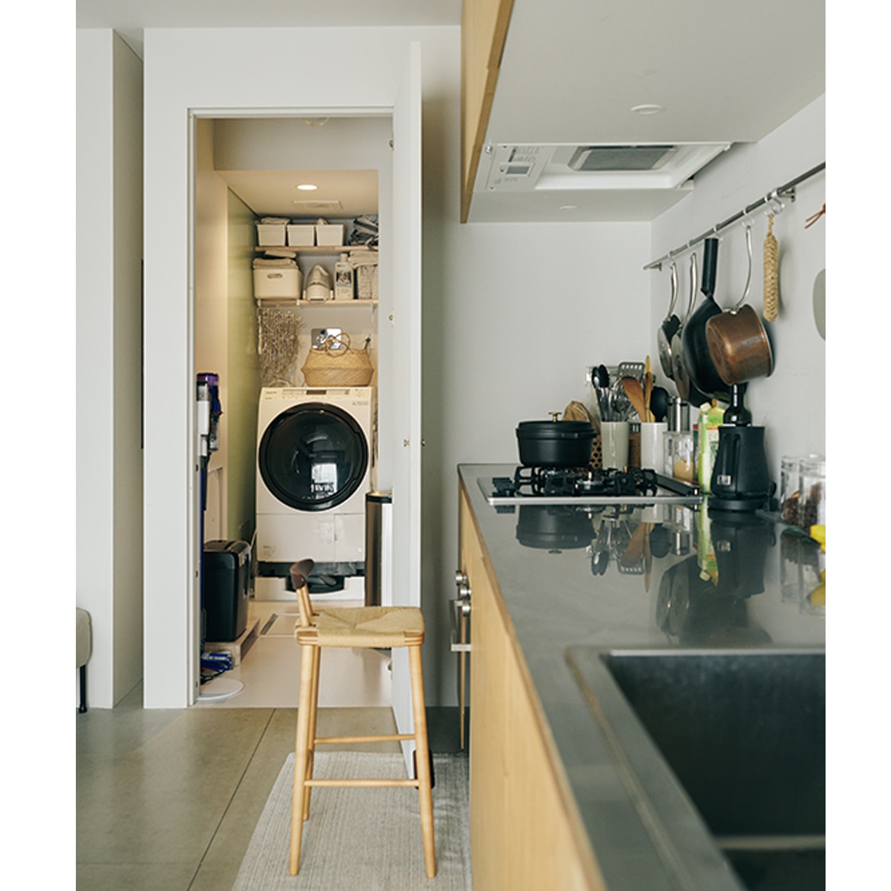 【東京、62㎡、1LDK】マンションをフルリノベーション。壁付けした、幅4mを超えるキッチンが圧巻！ | LEE