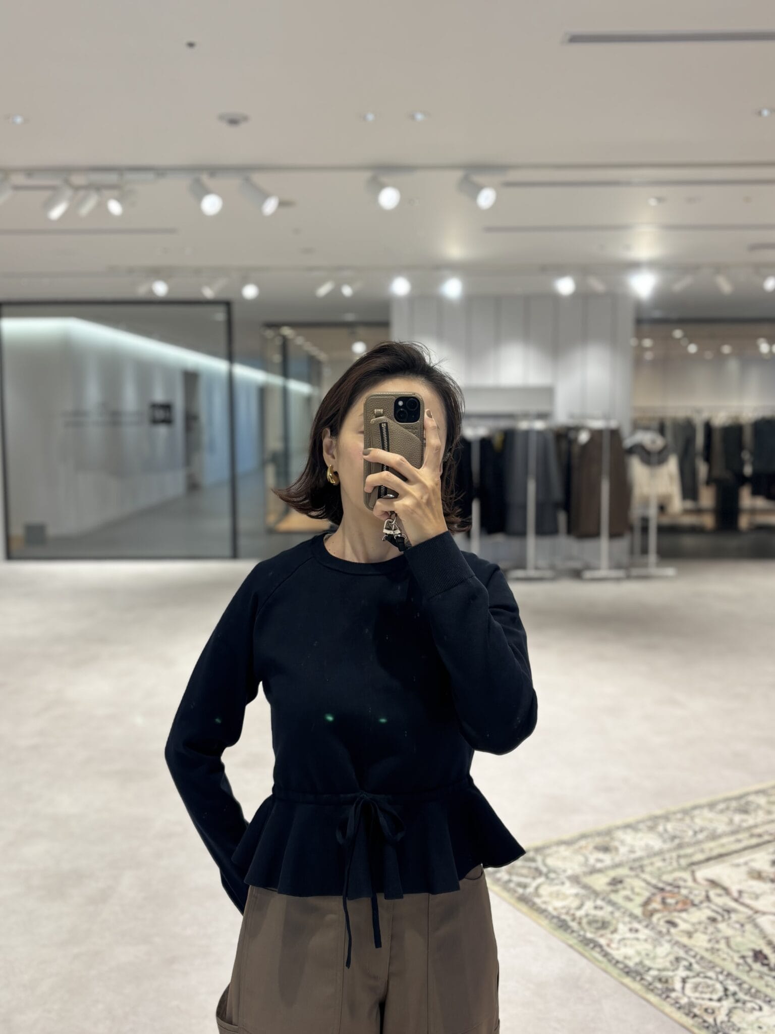 【GU×rokh】9/26発売！40代が買うべきコラボアイテム6選！完売必至のバレルレッグパンツ、トレンチコート…ライター川口ゆかりが着てみました【2025・第3弾】 | LEE