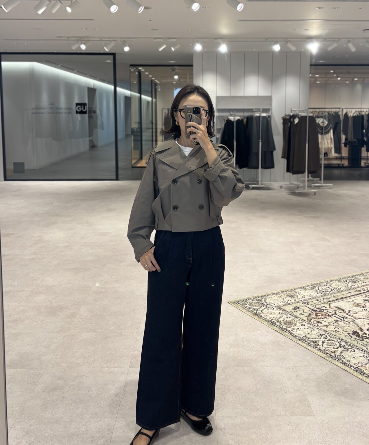 【GU×rokh】9/26発売！40代が買うべきコラボアイテム6選！完売必至のバレルレッグパンツ、トレンチコート…ライター川口ゆかりが着てみました【2025・第3弾】 | LEE