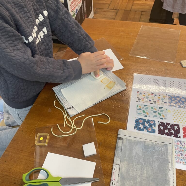 土曜の100円ワークショップがおすすめ！5歳娘と「つぐ minä perhonen展」世田谷美術館（ミナ ペルホネン） | LEE