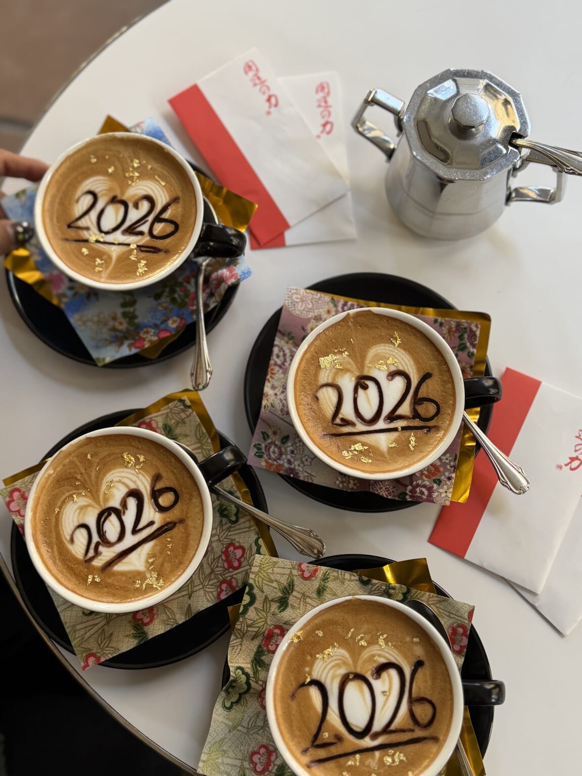 2026年の始まりに！【神戸・旧居留地】のCAFFERAで金箔カプチーノ | LEE